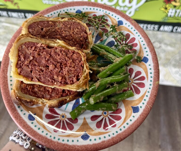🍽️A Cozy Vegan Holiday Dinner Featuring a Show-Stopping Vegan Beef ...
